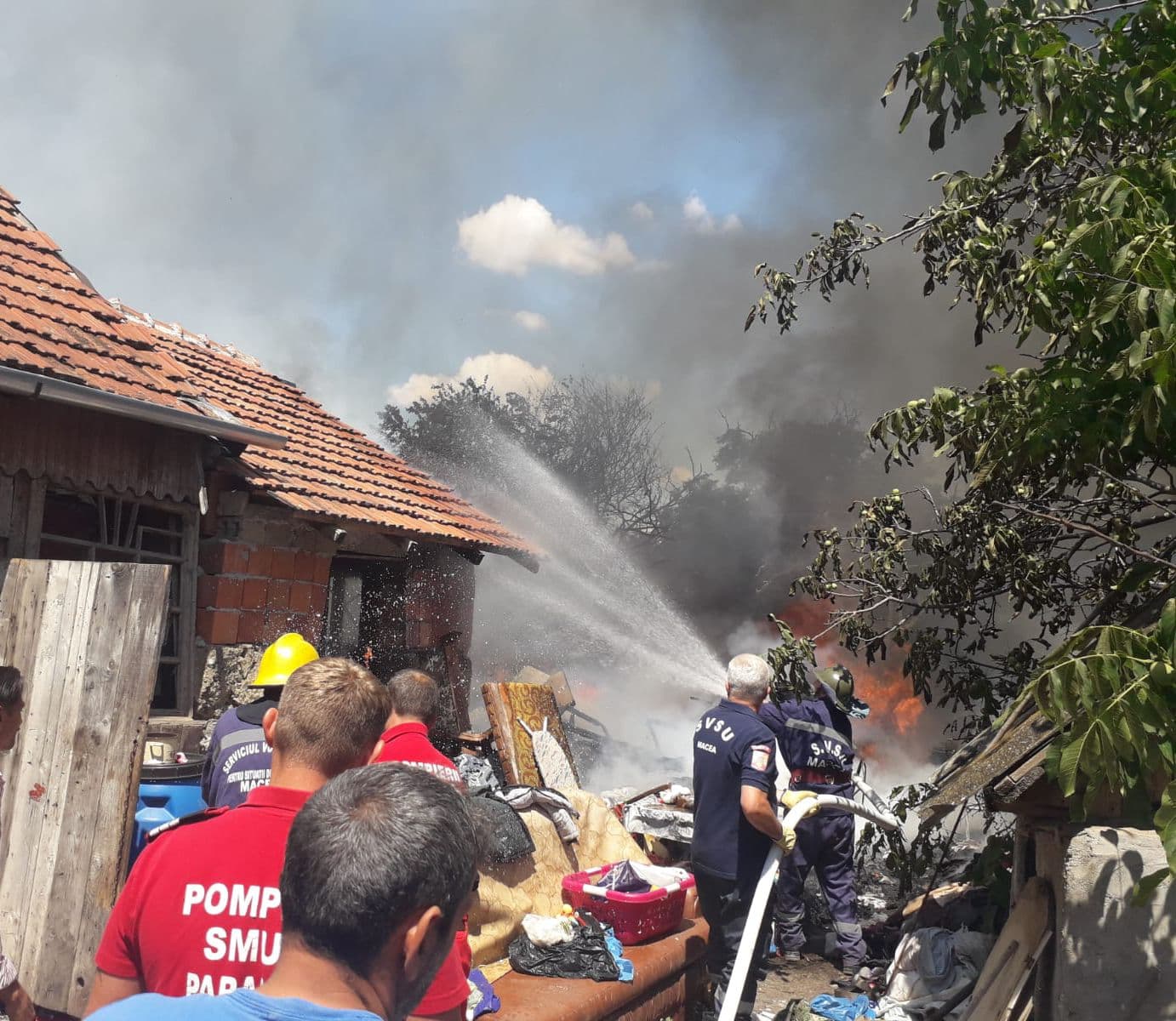Arădean la un pas de a-și incendia casa, după ce a dat foc vegetației ...
