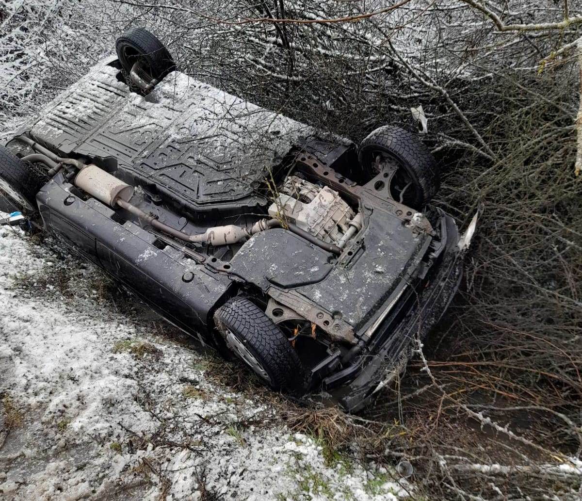 UPDATE/ O mașină a derapat și s-a răsturnat într-un șanț (FOTO) - NewsAr.ro