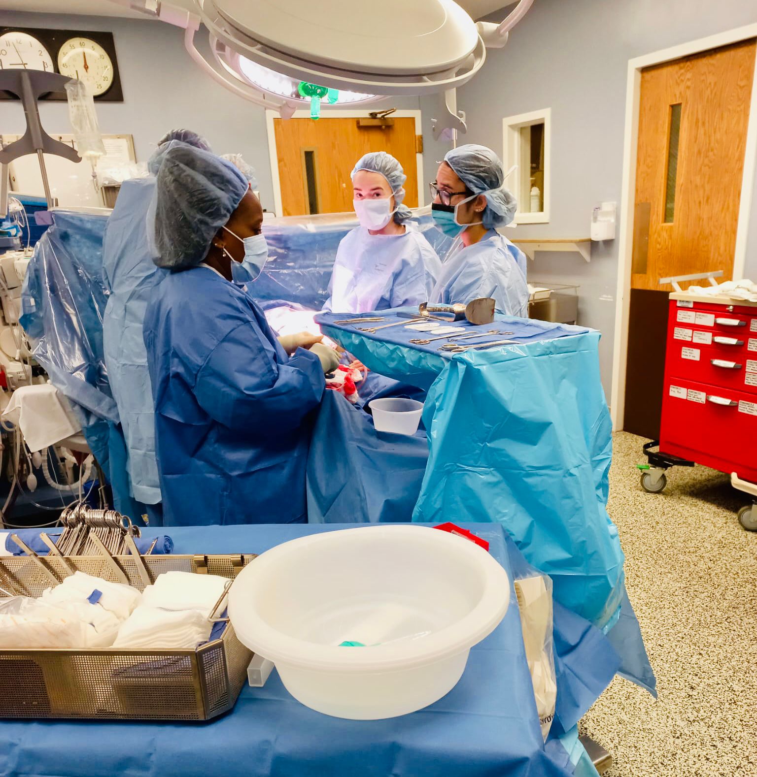 Practică la două spitale din Buffalo, New York, pentru doi medici ...